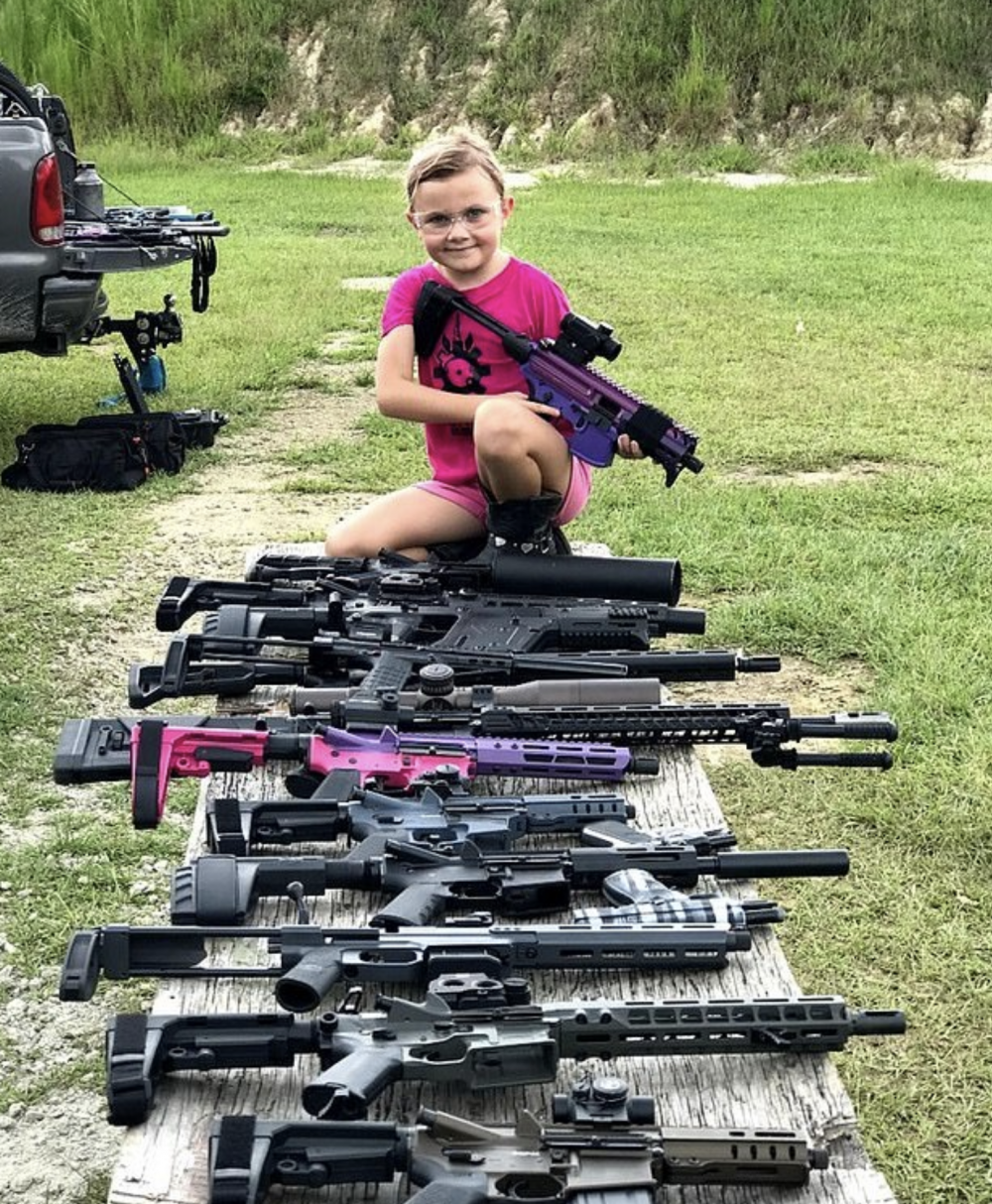 【AutumnFry】8歲女童拍片教實彈射擊 憑反差形象爆紅惹網民爭議
